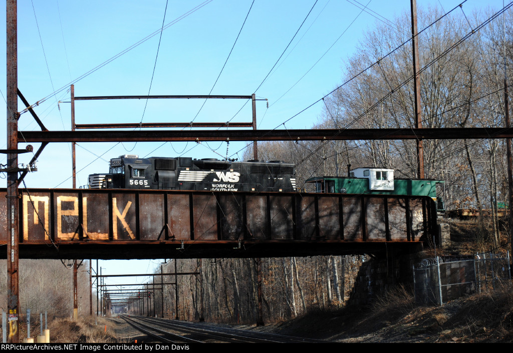 NS GP38-2 5665 on 052